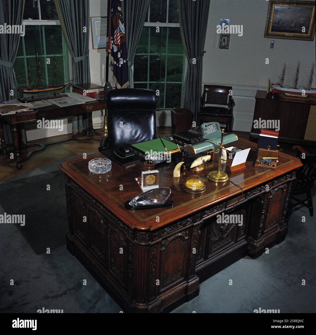 President John F. Kennedy's desk in the Oval Office, White House ...
