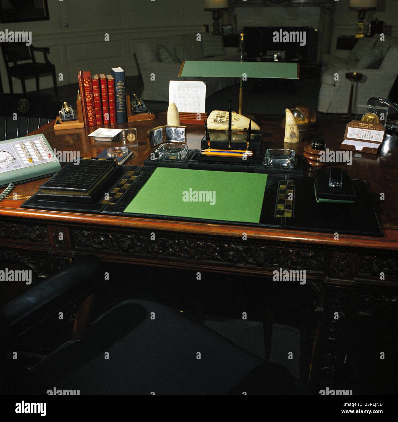 President John F. Kennedy's desk in the Oval Office, White House ...