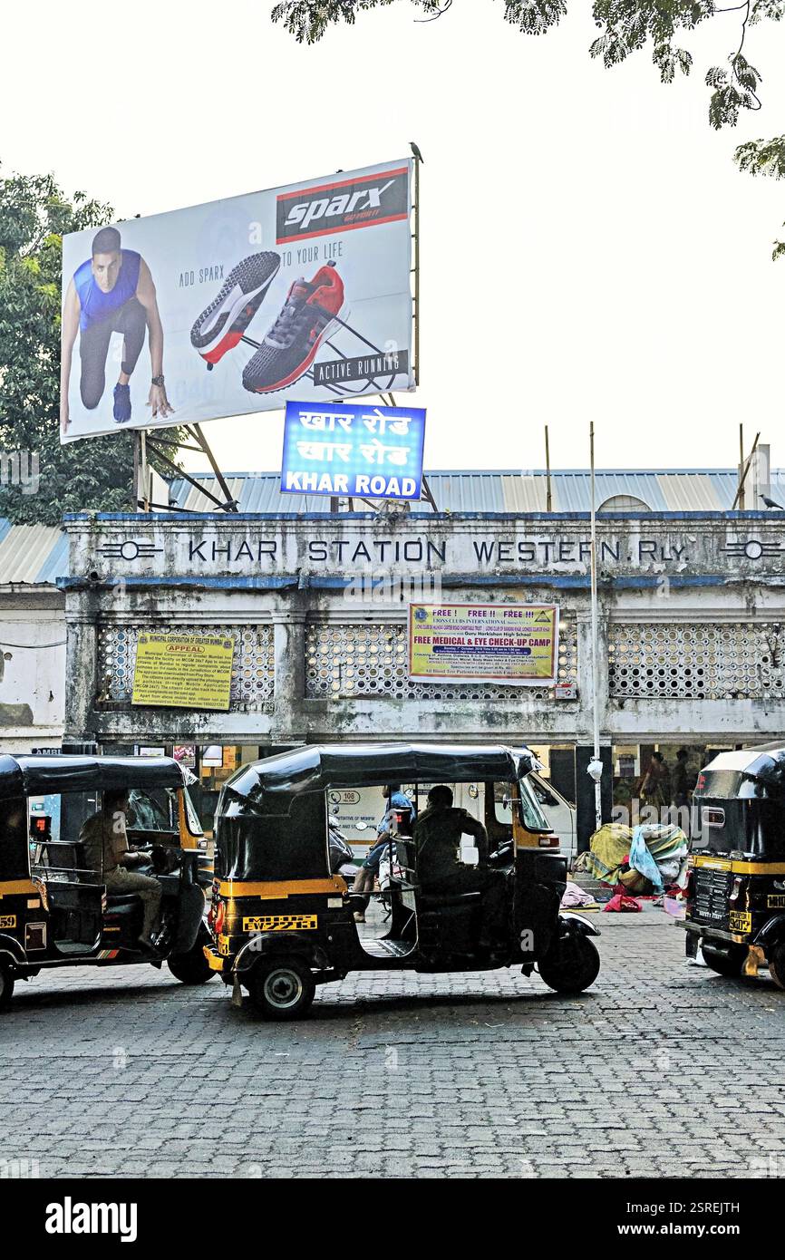 Khar Road Railway Station entrance, Mumbai, Maharashtra, India, Asia Stock Photo - Alamy