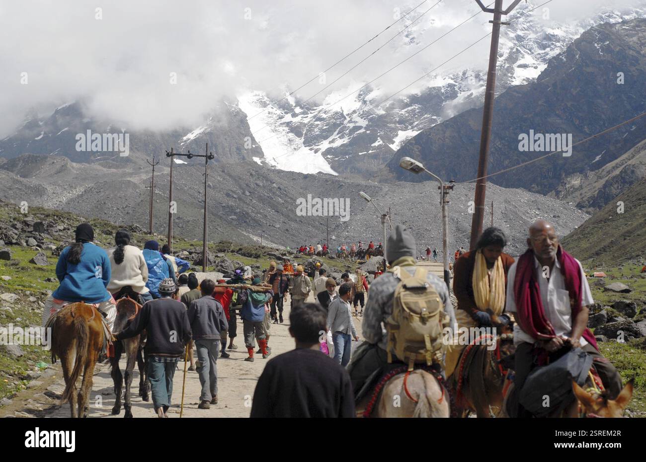 Devotees walk and use ponies from Gaurikund to Kedarnath temple ...