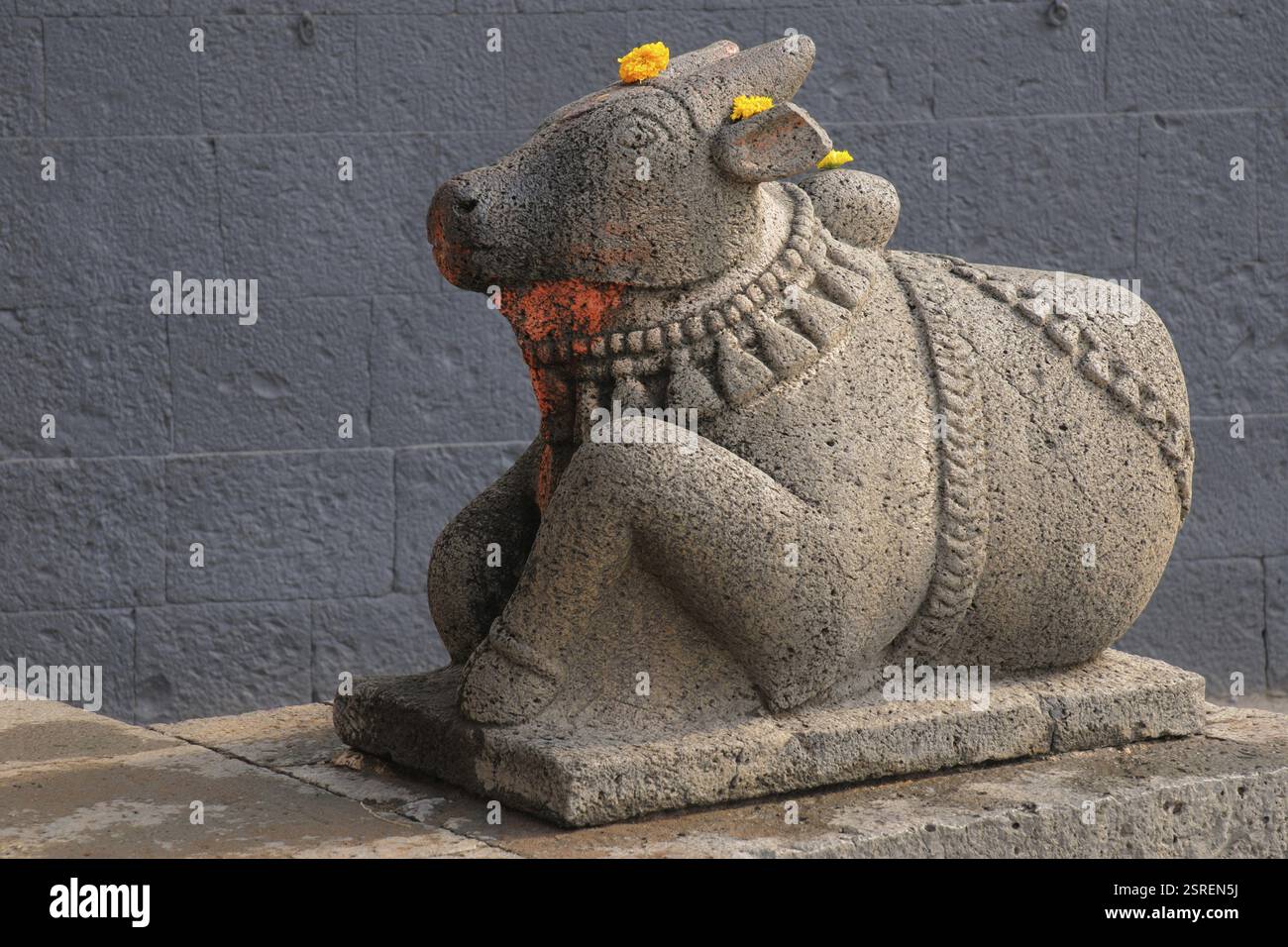 Bullock statue hi-res stock photography and images - Alamy