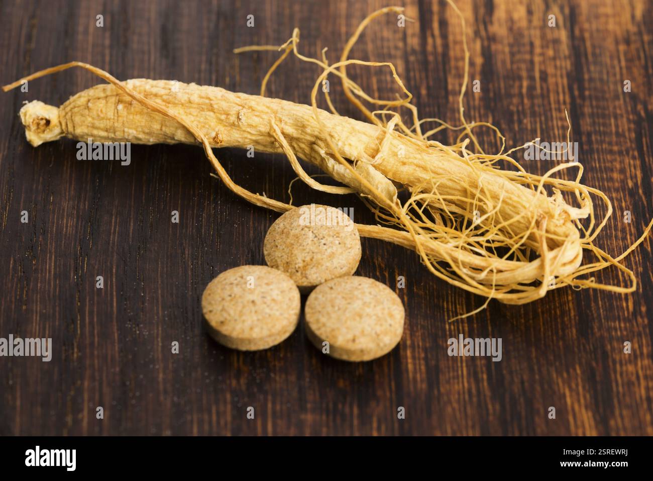Korean ginseng. Root and pills Stock Photo - Alamy