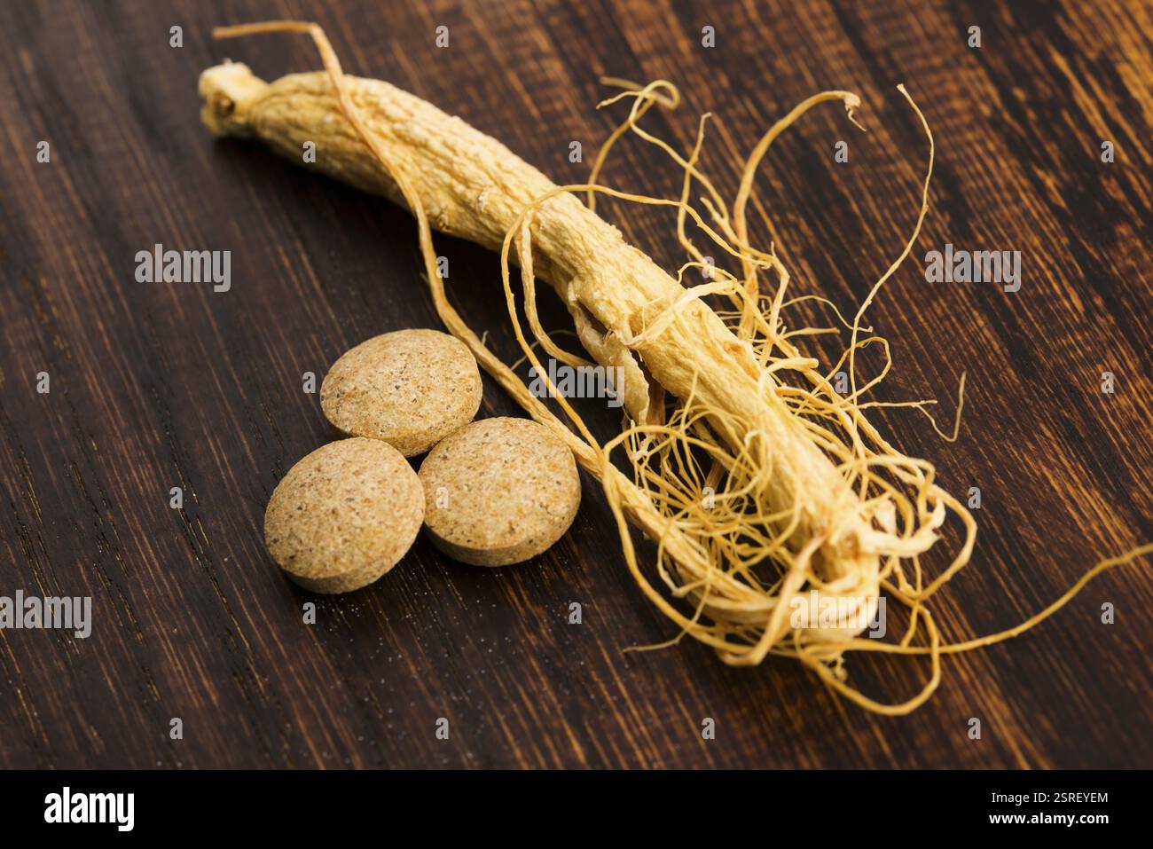 Korean ginseng. Root and pills Stock Photo - Alamy