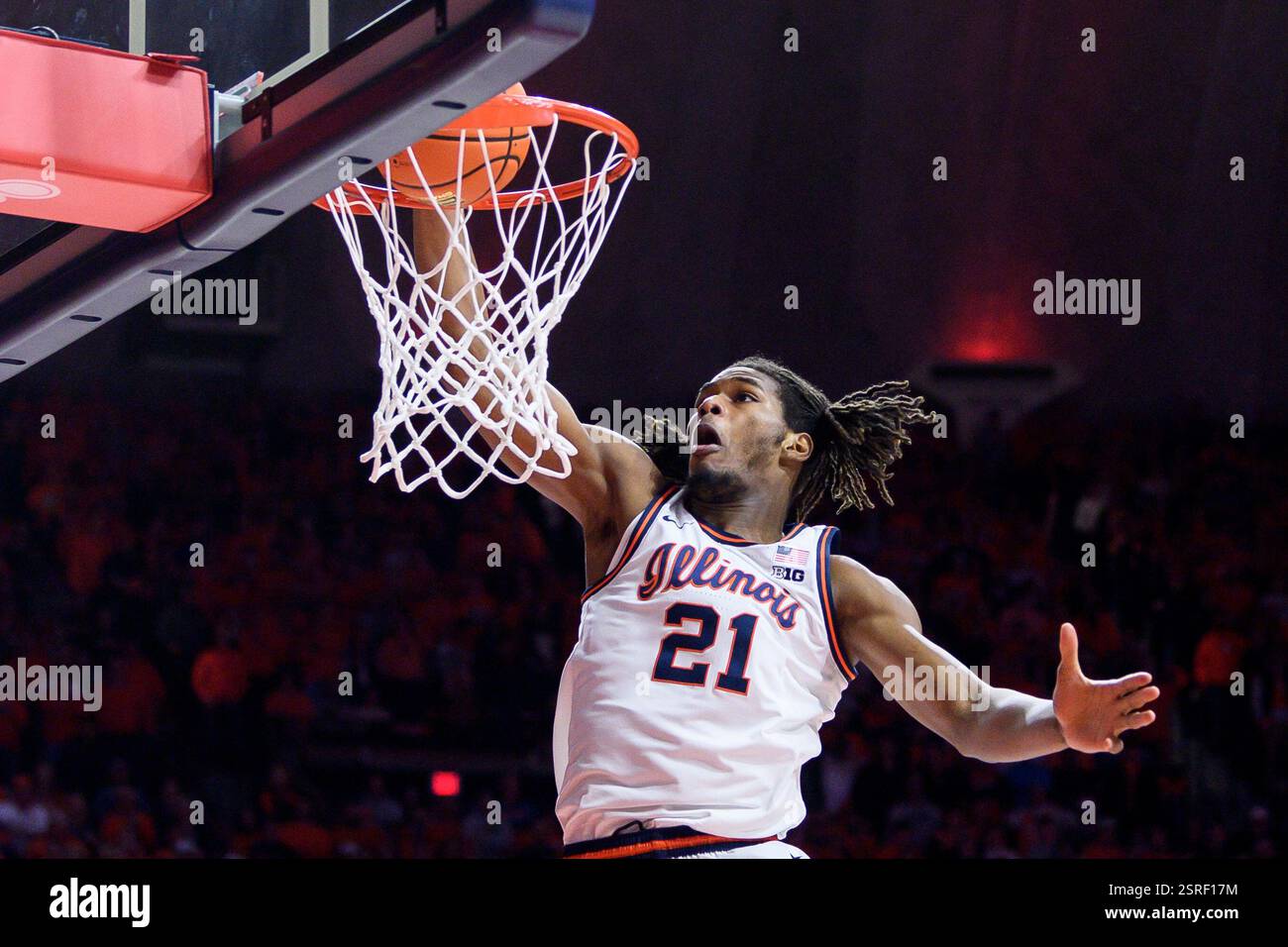 Illinois' Morez Johnson Jr. dunks during the first half of an NCAA ...