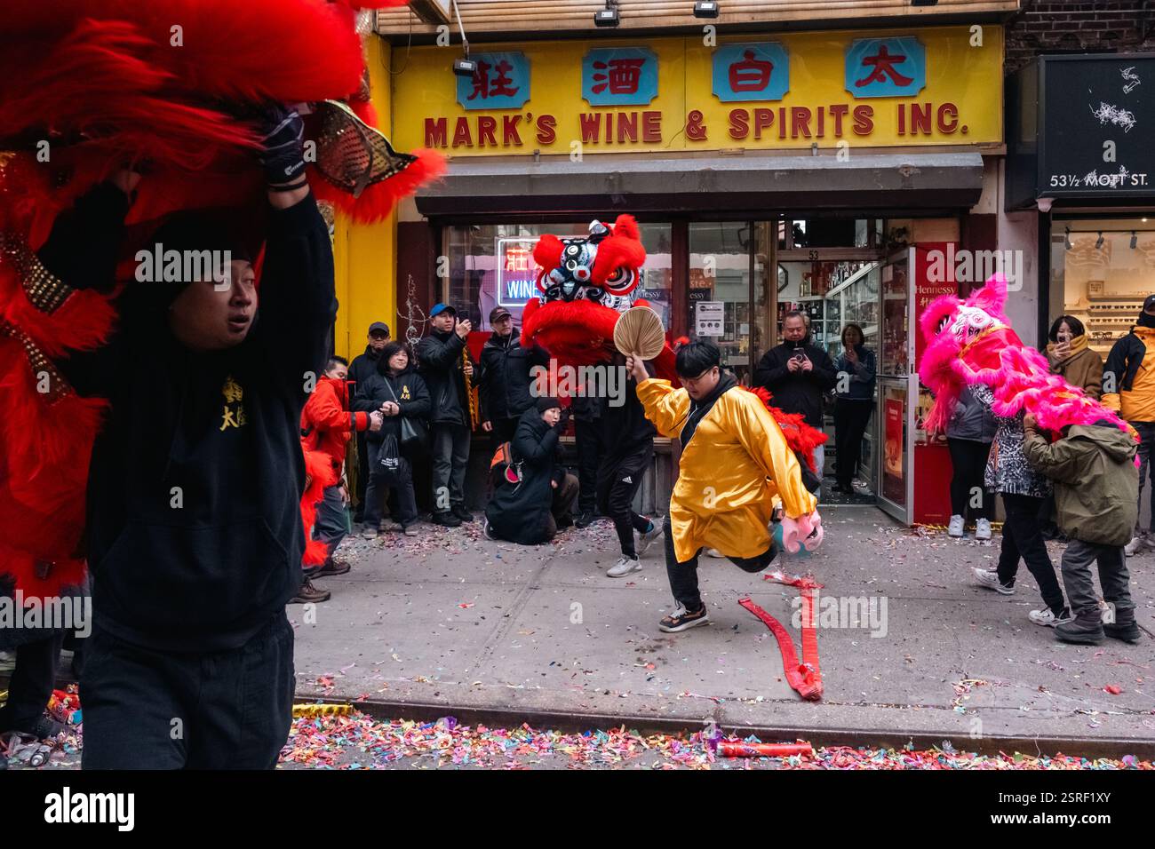 Tai look lion dance hi-res stock photography and images - Alamy