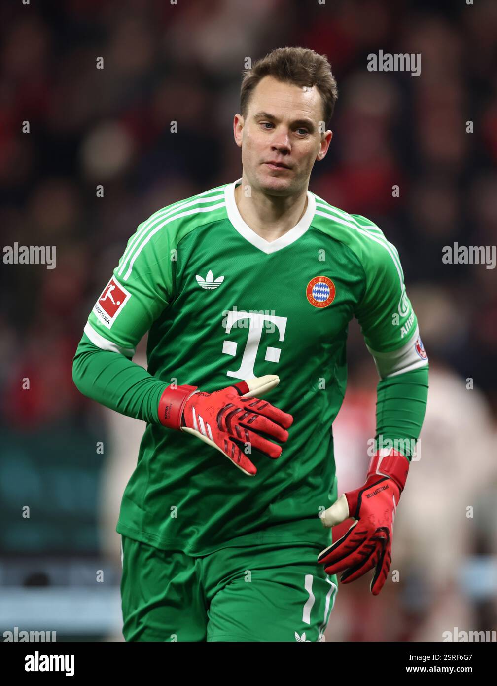 Manuel neuer fc bayern munchen in aktion hi-res stock photography and ...