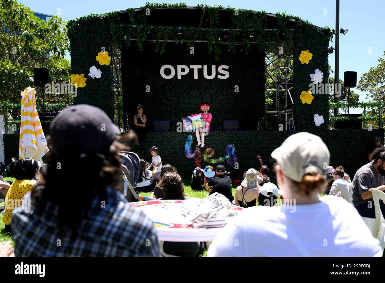 Sydney, Australia. 16th Feb, 2025. A performer reads to the crowd ...