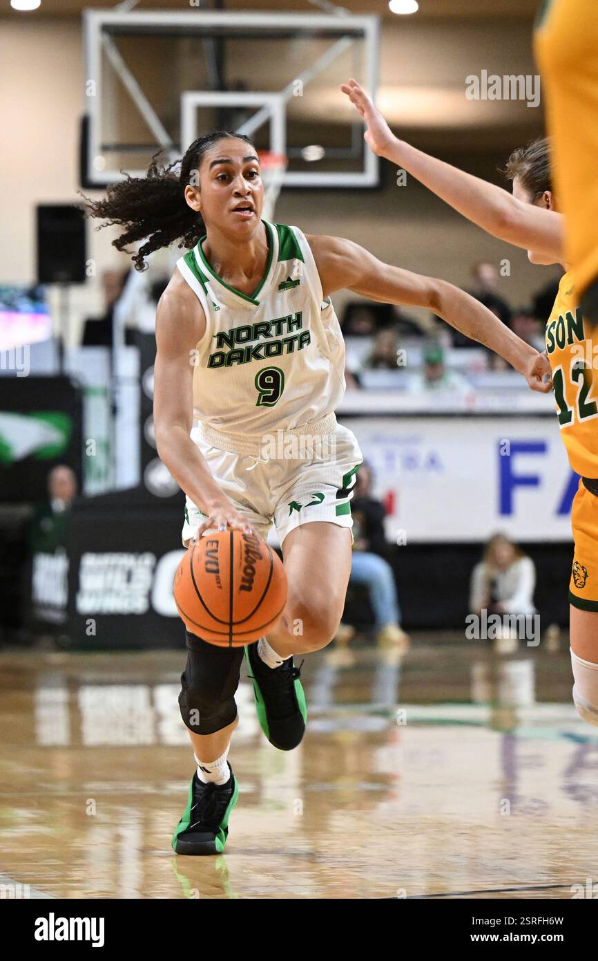 North Dakota Fighting Hawks forward Kiera Pemberton (9) makes a move to ...