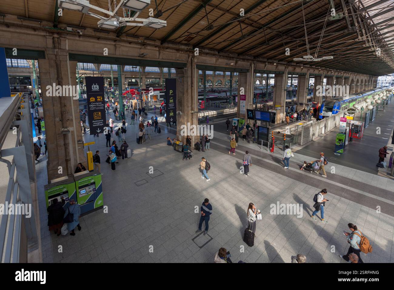 Paris Nord / Paris gare Du Nord railway station, concourse with ...