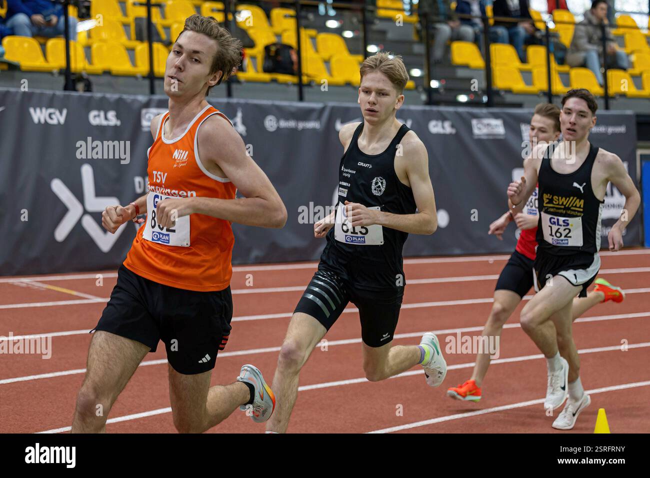 Yannick Graf (TSV Gomaringen) vor Moritz Siegel (SC DHfK Leipzig e.V ...