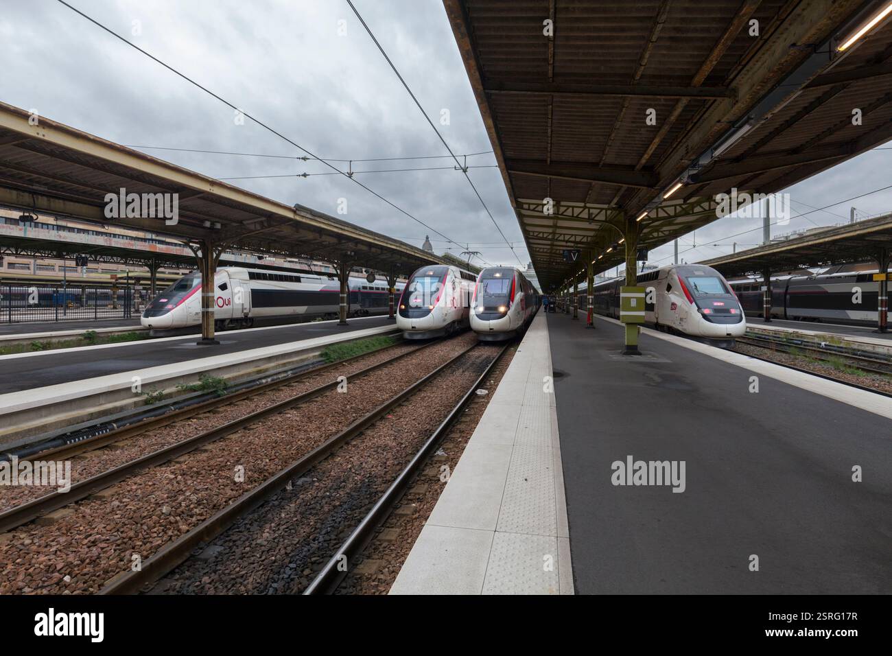 SNCF train a grande vitesse ( TGV ) trains at Paris Lyon station ...