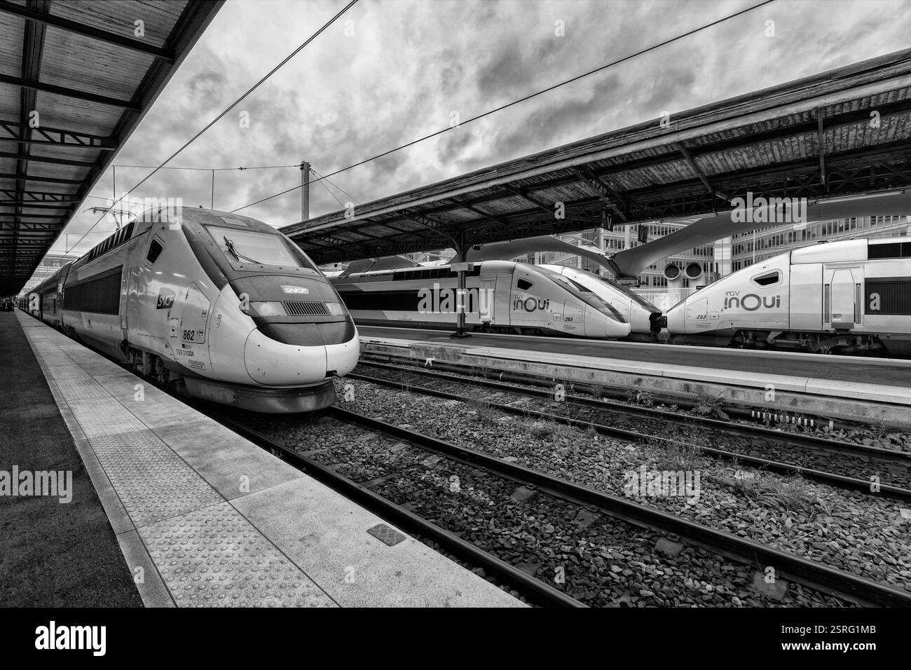 SNCF train a grande vitesse ( TGV ) trains at Paris Lyon station ...
