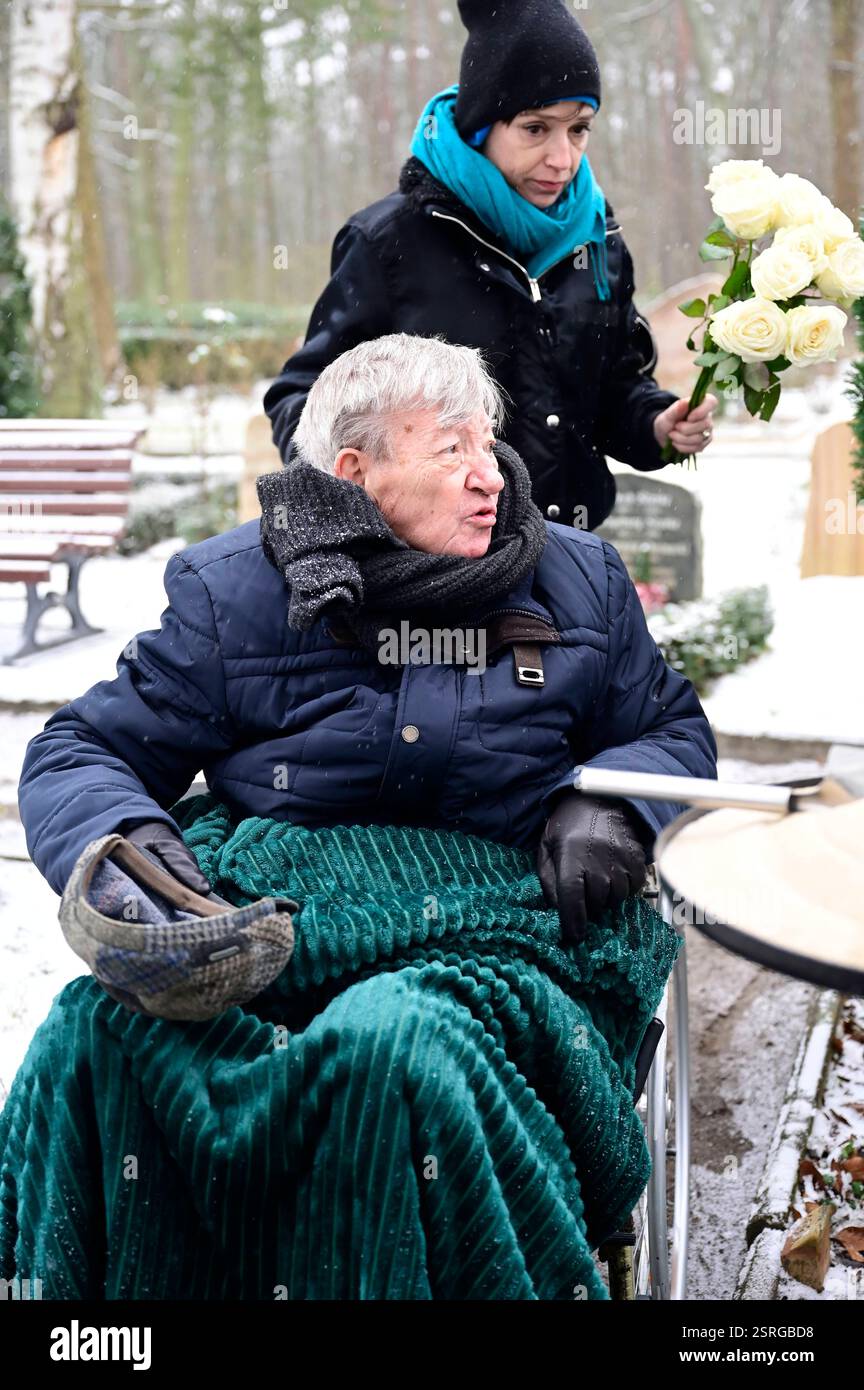 Hasso von Lenski mit Tochter Ulrike von Lenski bei der Trauerfeier und ...