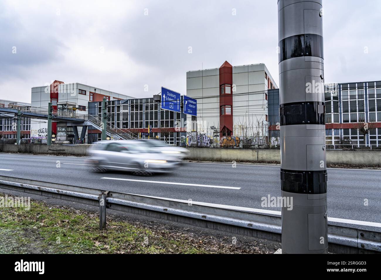 New speed camera on the A40 motorway, in the direction of Dortmund, at ...