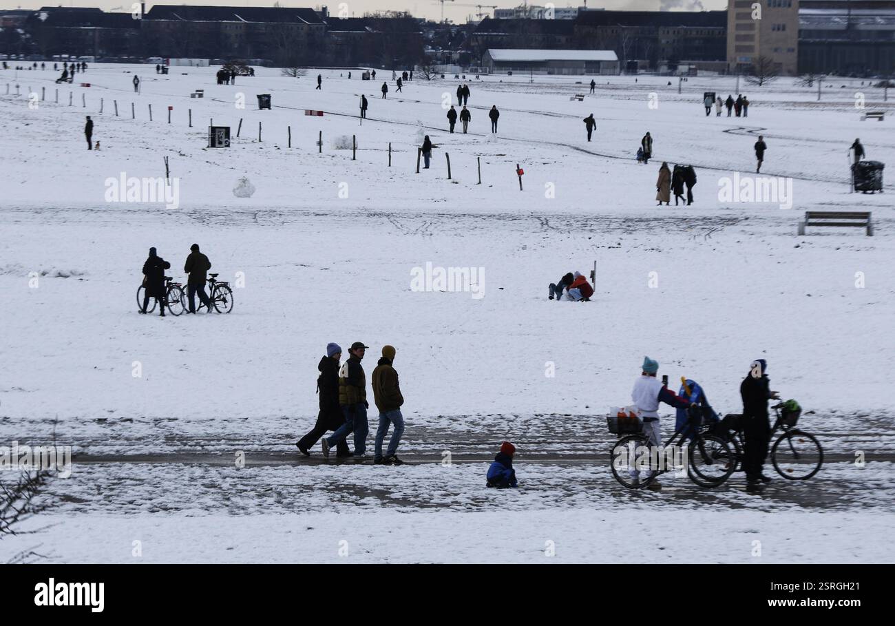 Winter shows itself: many visitors on the snow-covered Tempelhofer Feld ...