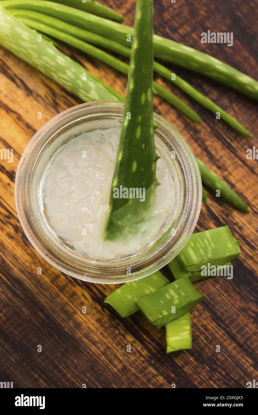 Aloe vera juice with fresh leaves Stock Photo - Alamy