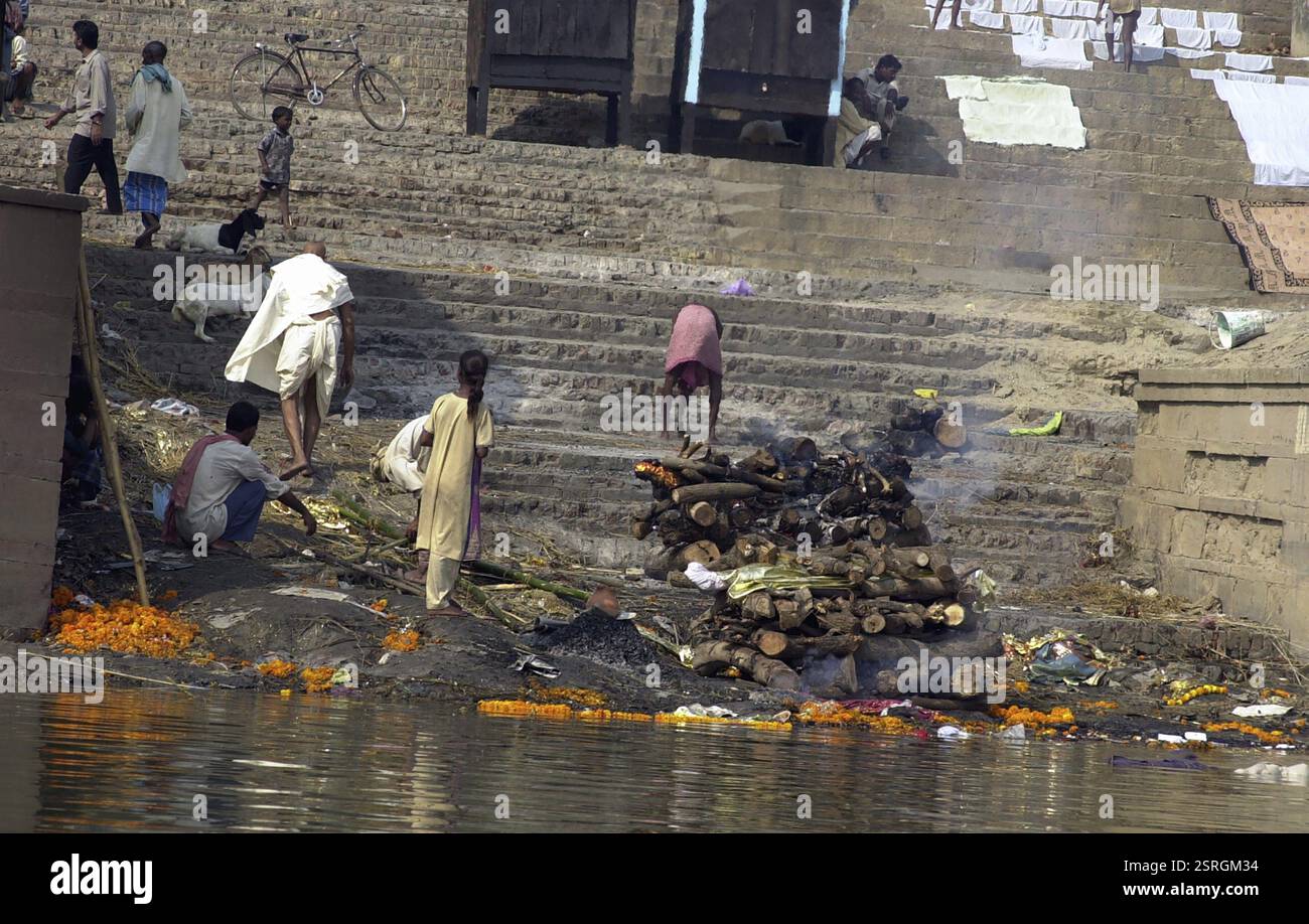 Funeral pyres, manikarnika ghat, varanasi, uttar pradesh, India, Asia ...
