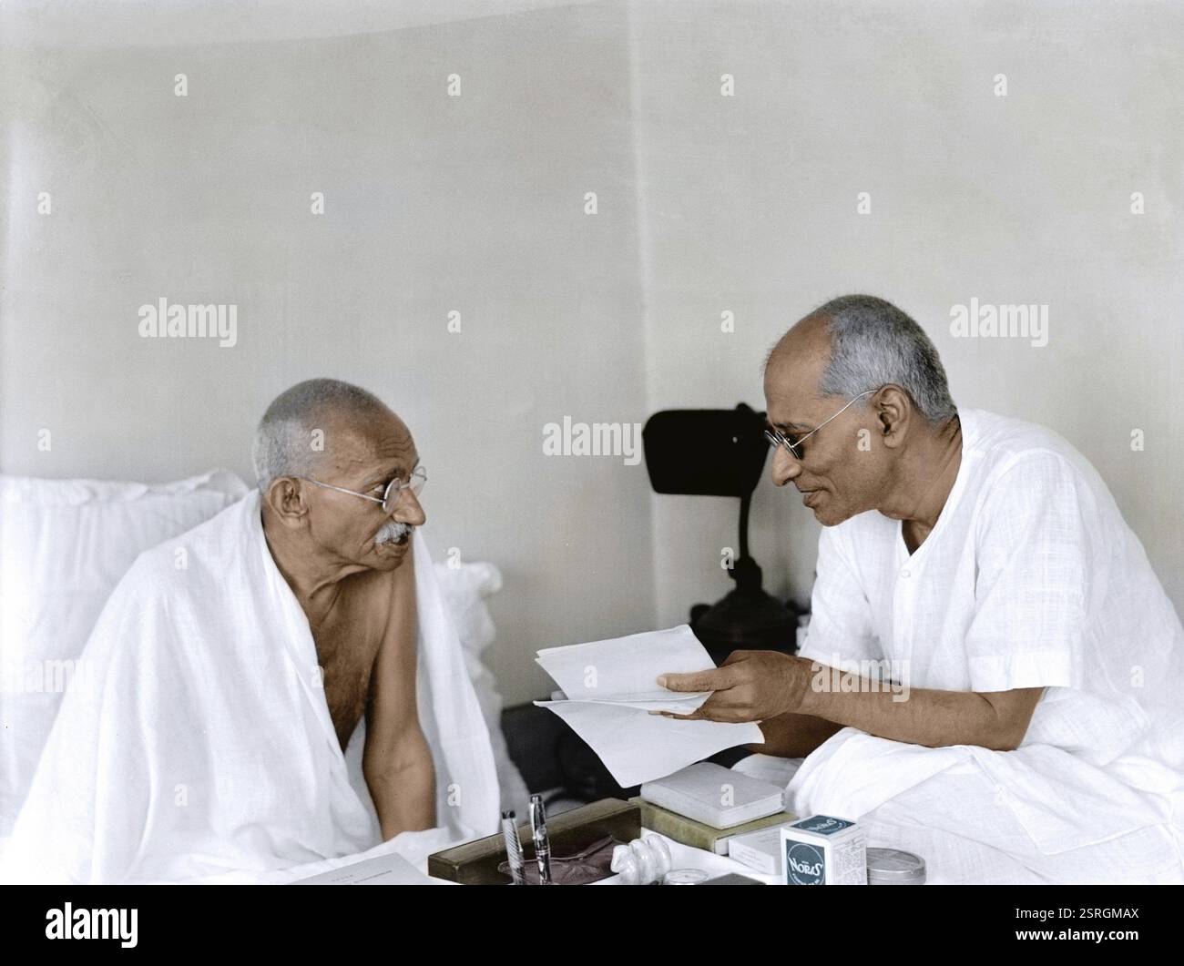 Mahatma gandhi discussing hi-res stock photography and images - Alamy