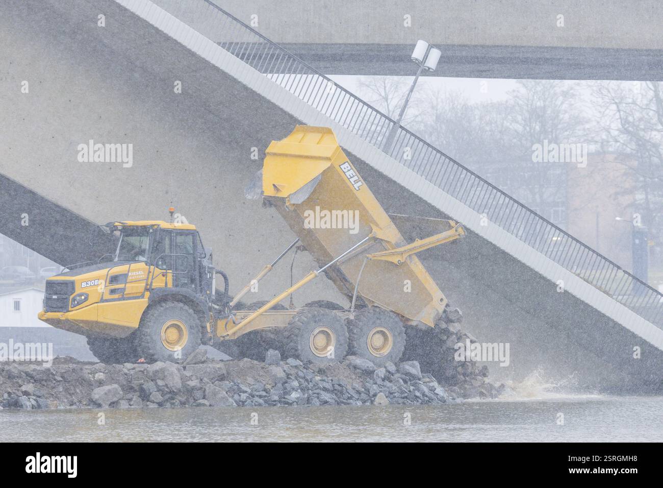 After the partial collapse of the Carola Bridge, demolition work ...
