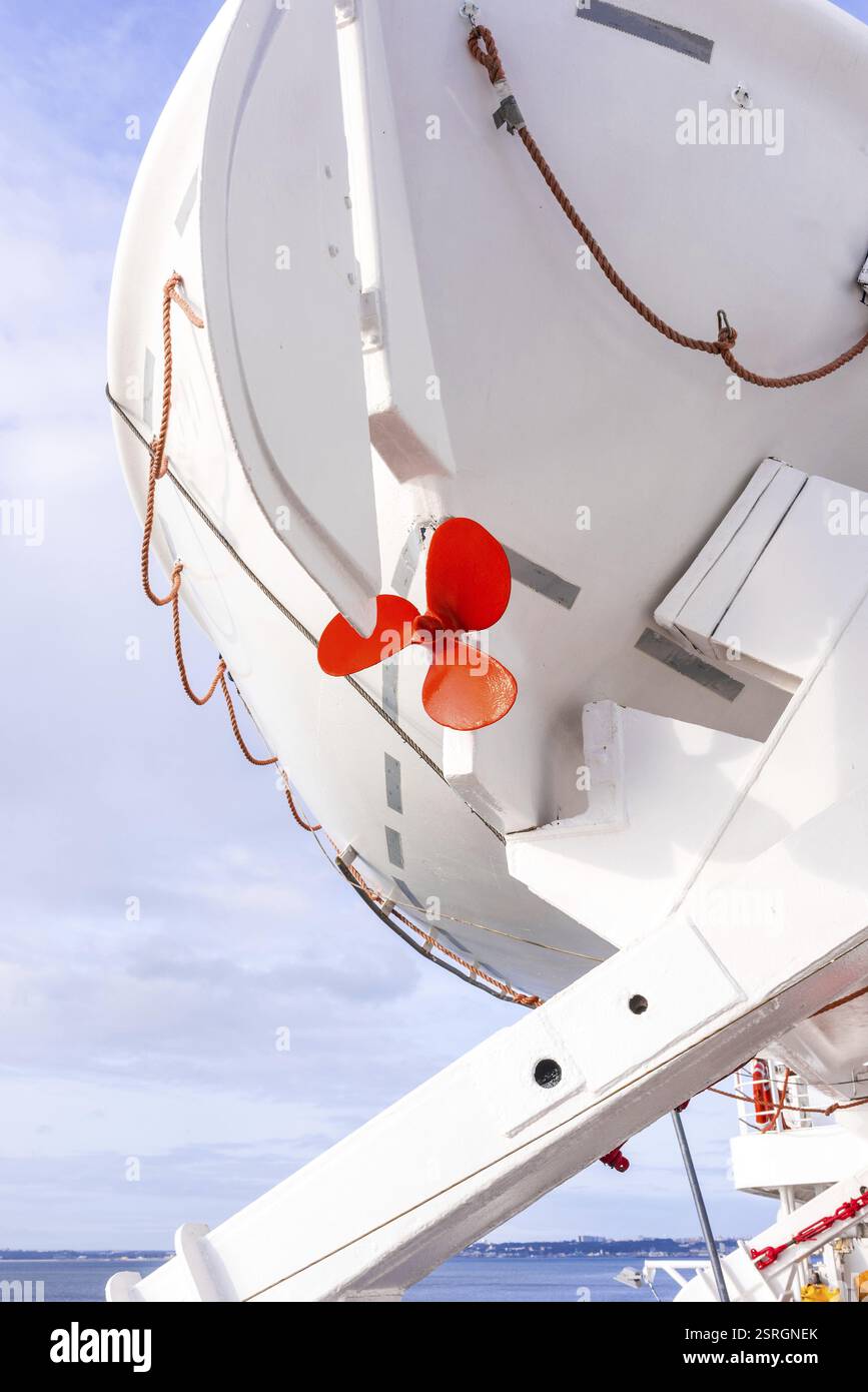 One lifeboat hi-res stock photography and images - Alamy