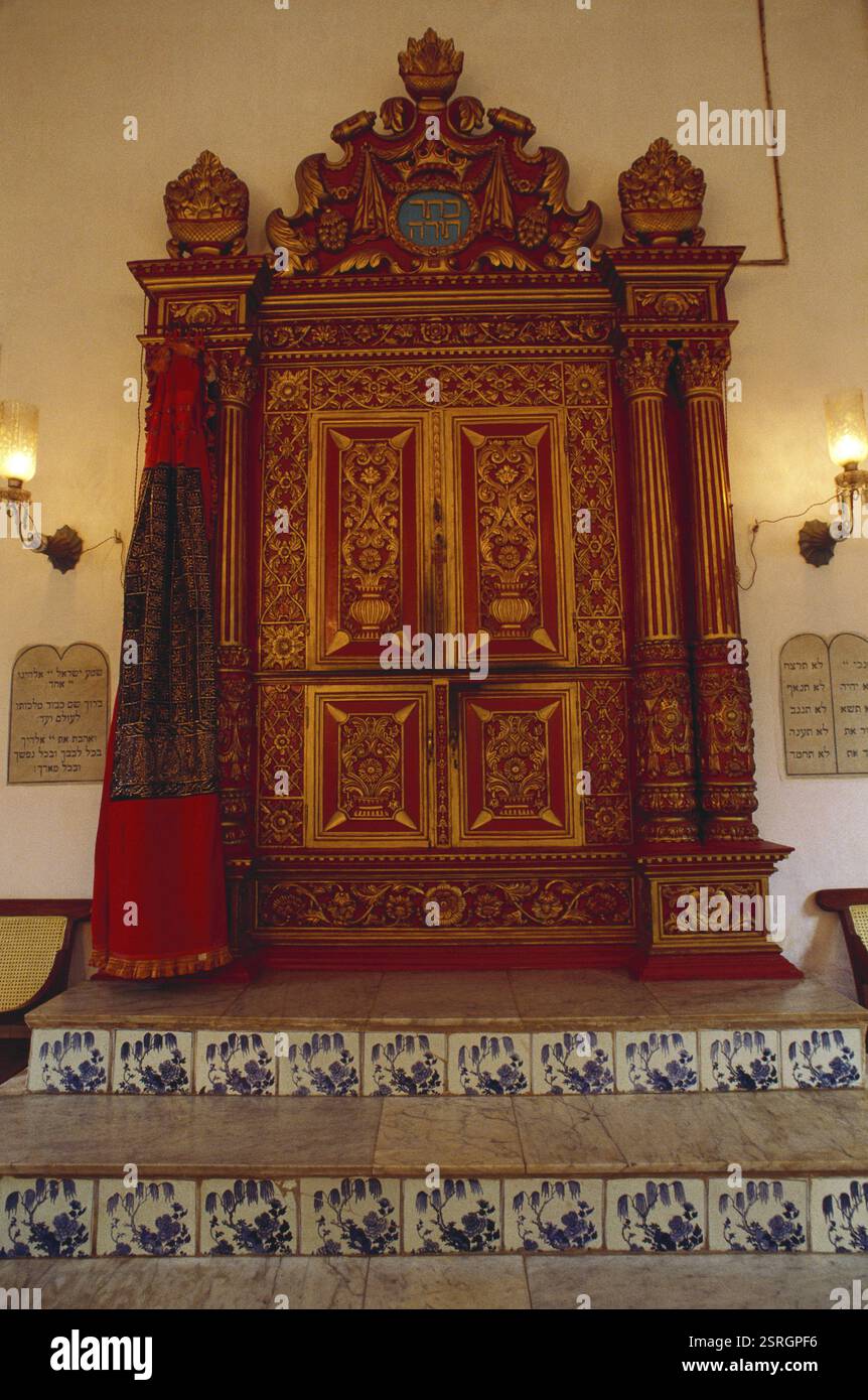 The beautifully preserved Pardesi Synagogue, Cochin Kochi, Kerala ...
