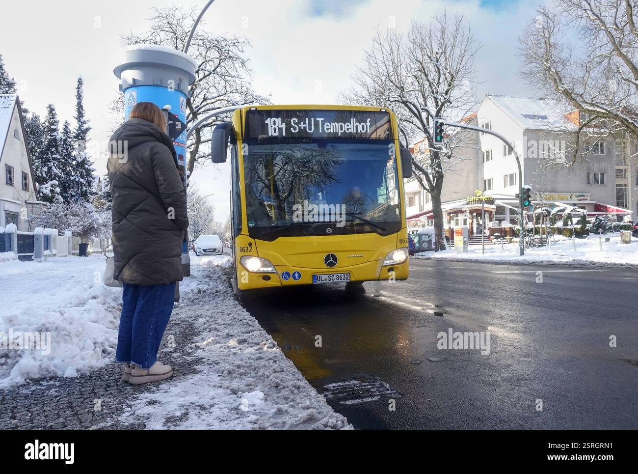 14.02.2025, Berlin, GER - Bus der Linie 184 haelt an der Haltestelle ...