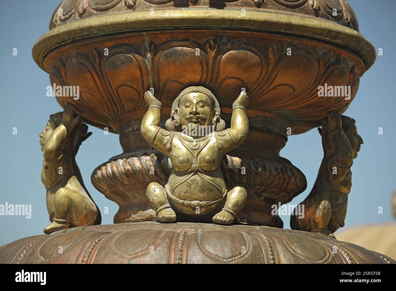 Human Statues on the flagpole of Brihadishwara temple Vishwakarma ...