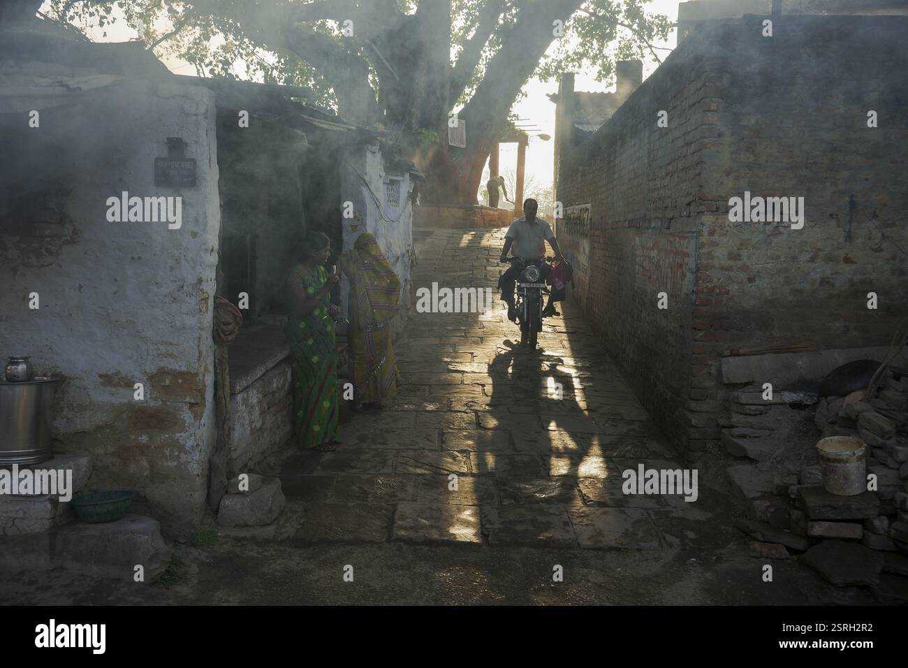Narrow lanes, varanasi, uttar pradesh, india, asia Stock Photo - Alamy