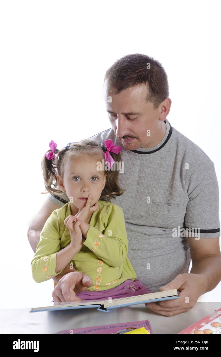 Parents read book daughter hi-res stock photography and images - Alamy