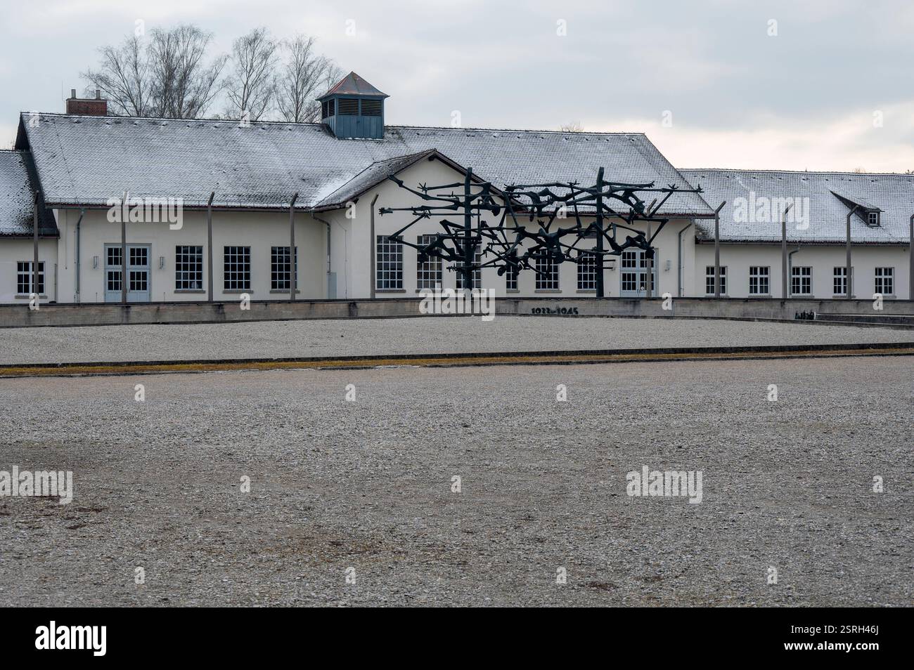 Muenchen, Dachau, Exerzierplatz mit Wirtschaftsgebaeude und Mahnmal im ...