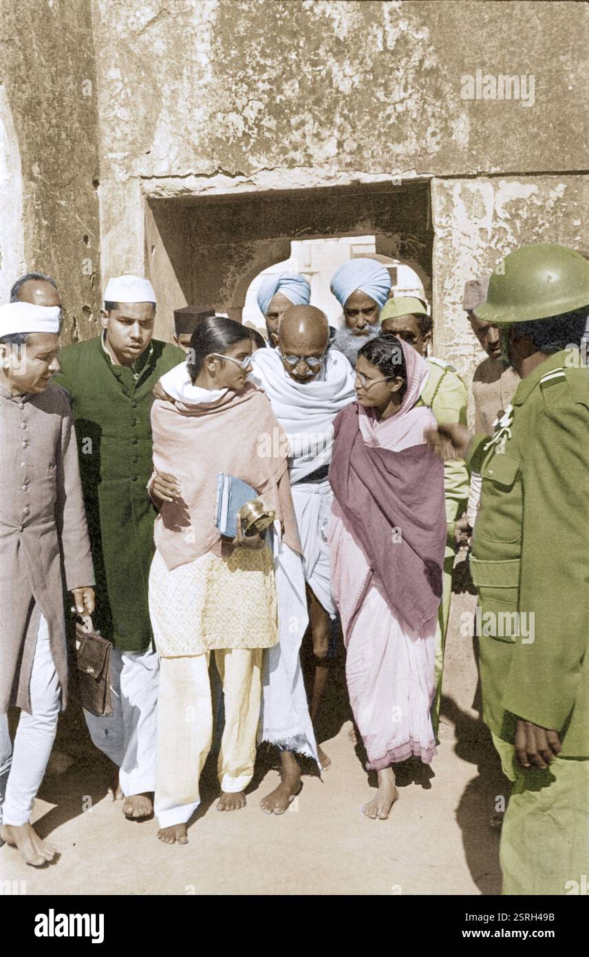 Mahatma Gandhi shrine of Khwaja Qutub ud Din Bakhtiar, Mehrauli, delhi ...
