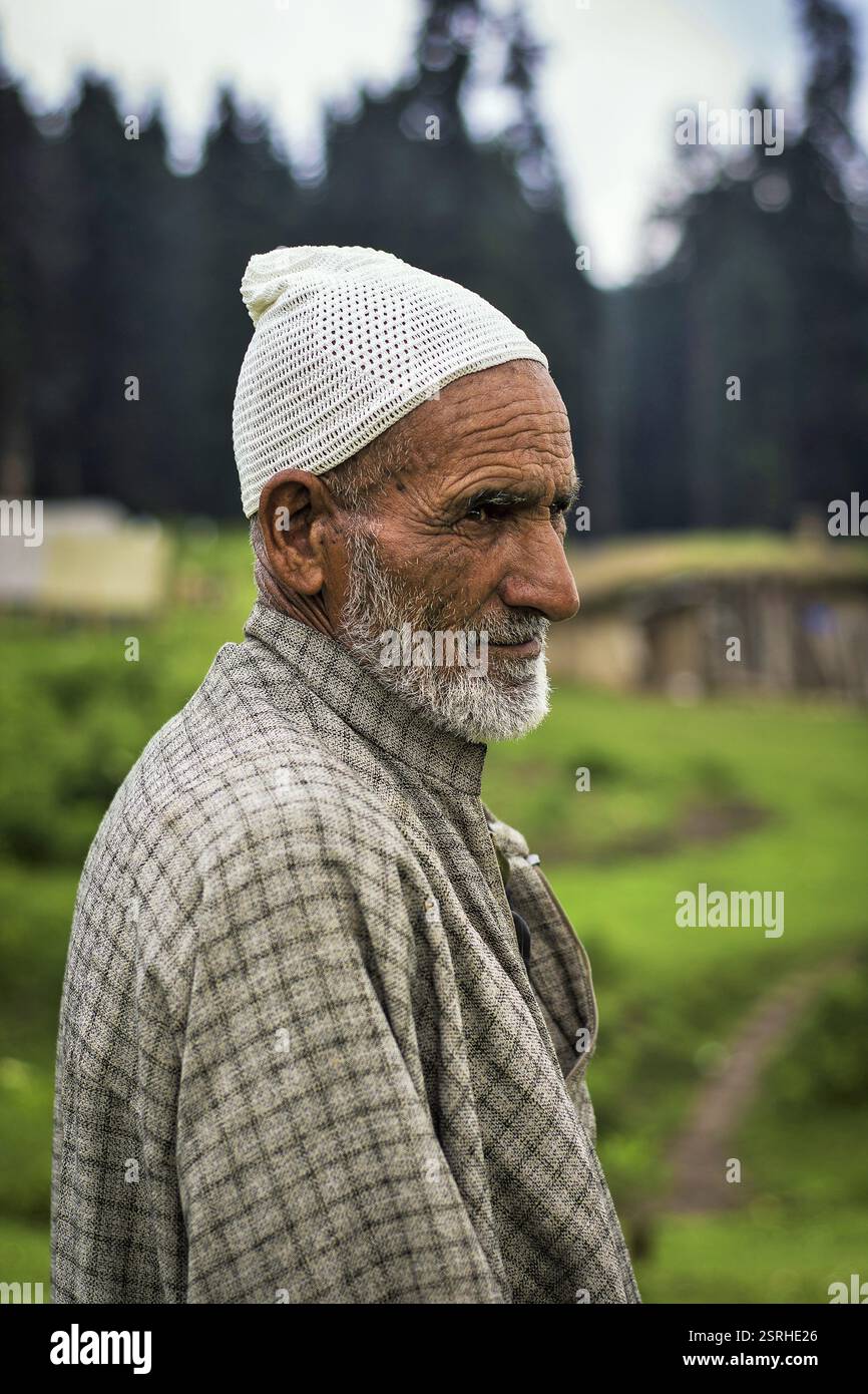 Senior people old man hi-res stock photography and images - Alamy