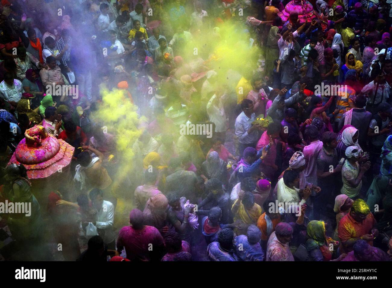 People throwing colored powder Banke Bihari Temple, Uttar Pradesh ...