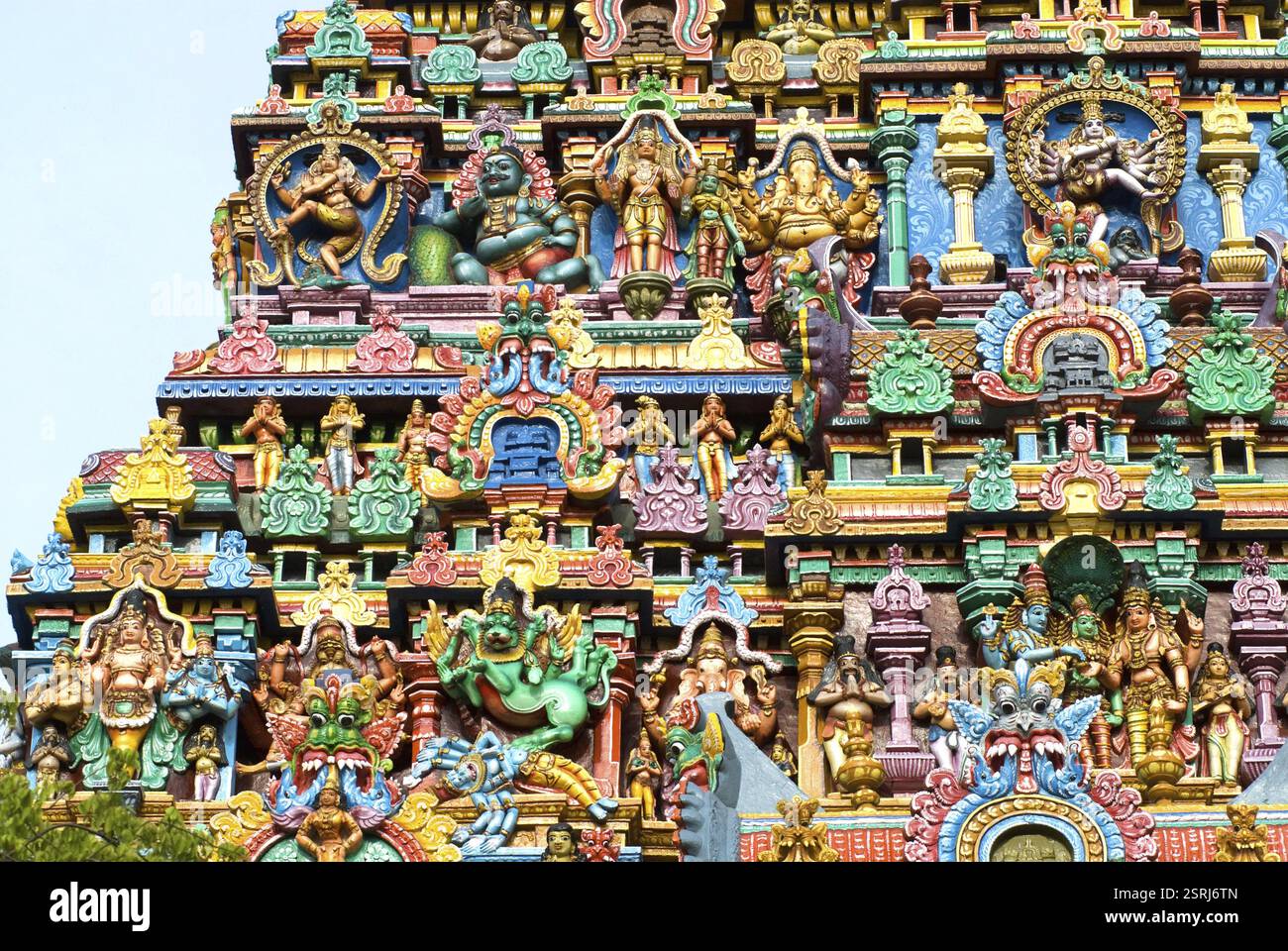 Stucco figures of deities on gopuram of meenakshi temple, Madurai ...