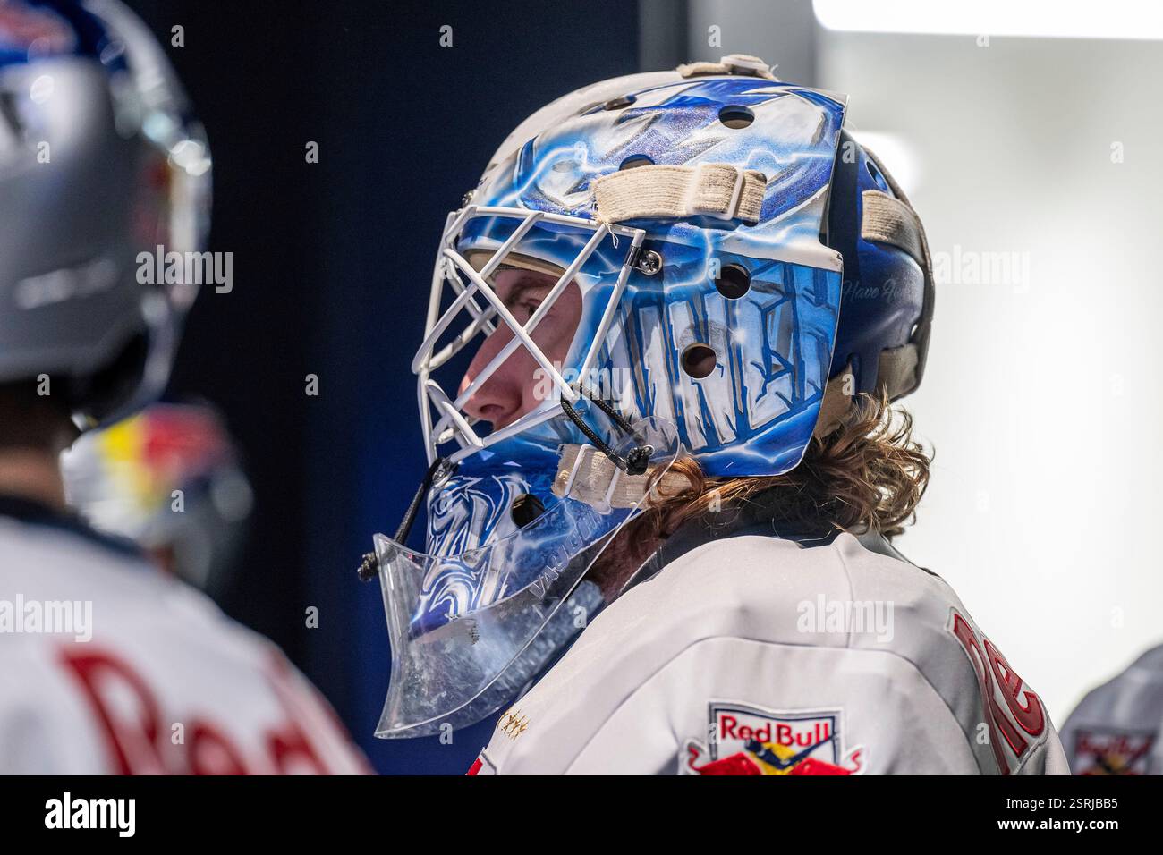 Muenchen, Deutschland. 16th Feb, 2025. Muenchens Neuzugang Evan ...