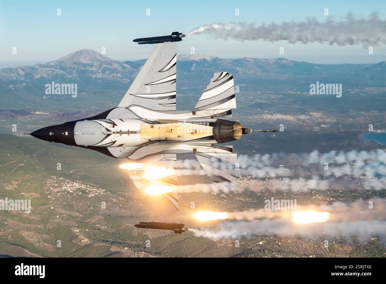 F-16 Fighting Falcon, Belgian Air Force, deploying countermeasures and ...