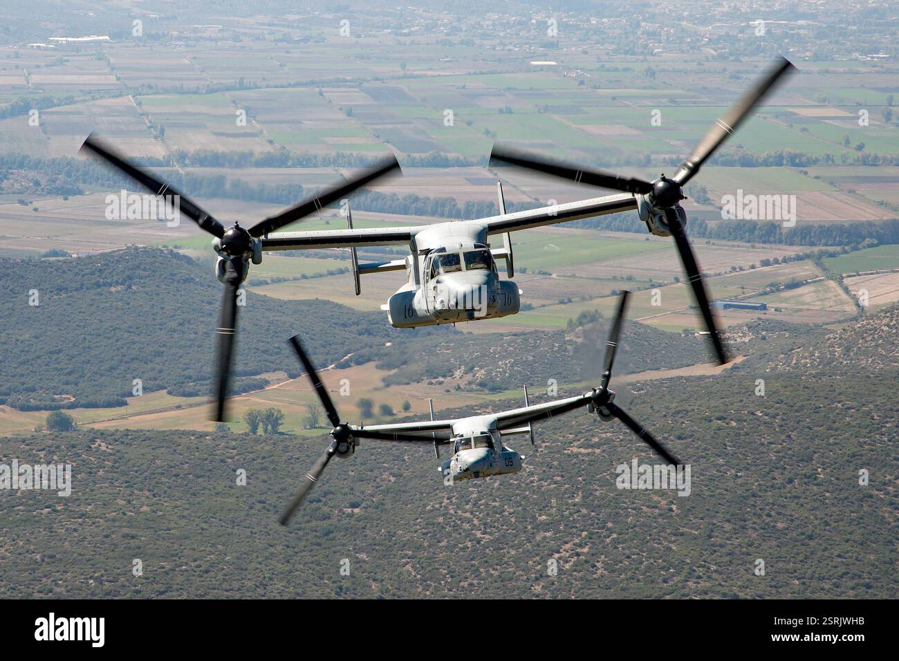 Marines OV-22 Osprey performing a rapid troop transport. Tilt-rotor ...