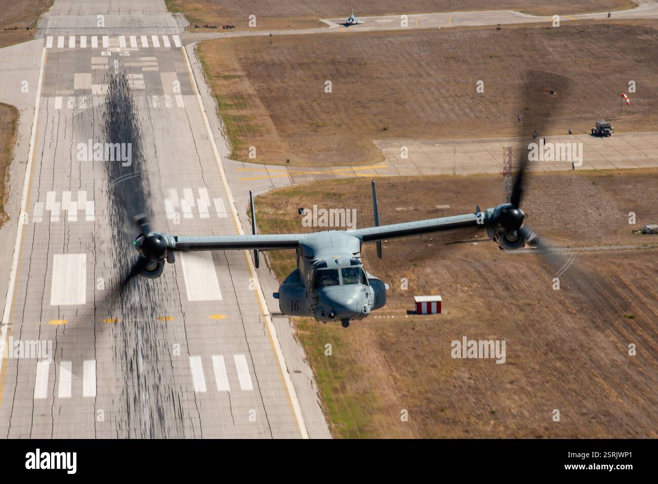 US Marines OV-22 Osprey performing a troop drop. Tilt-rotor aircraft ...