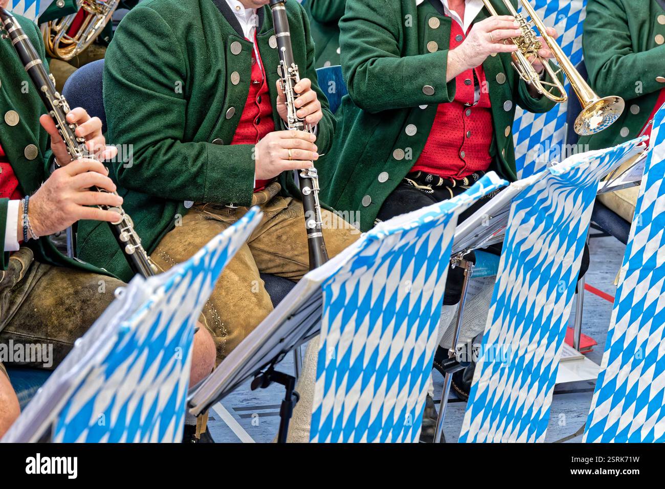Bayerische Gemütlichkeit. In bayerischer Tracht spielt die Blaskapelle ...
