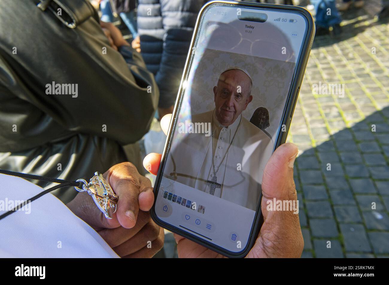 **NO LIBRI** Italy, Rome, Vatican, 2025/2/16 Unknown person tine ...