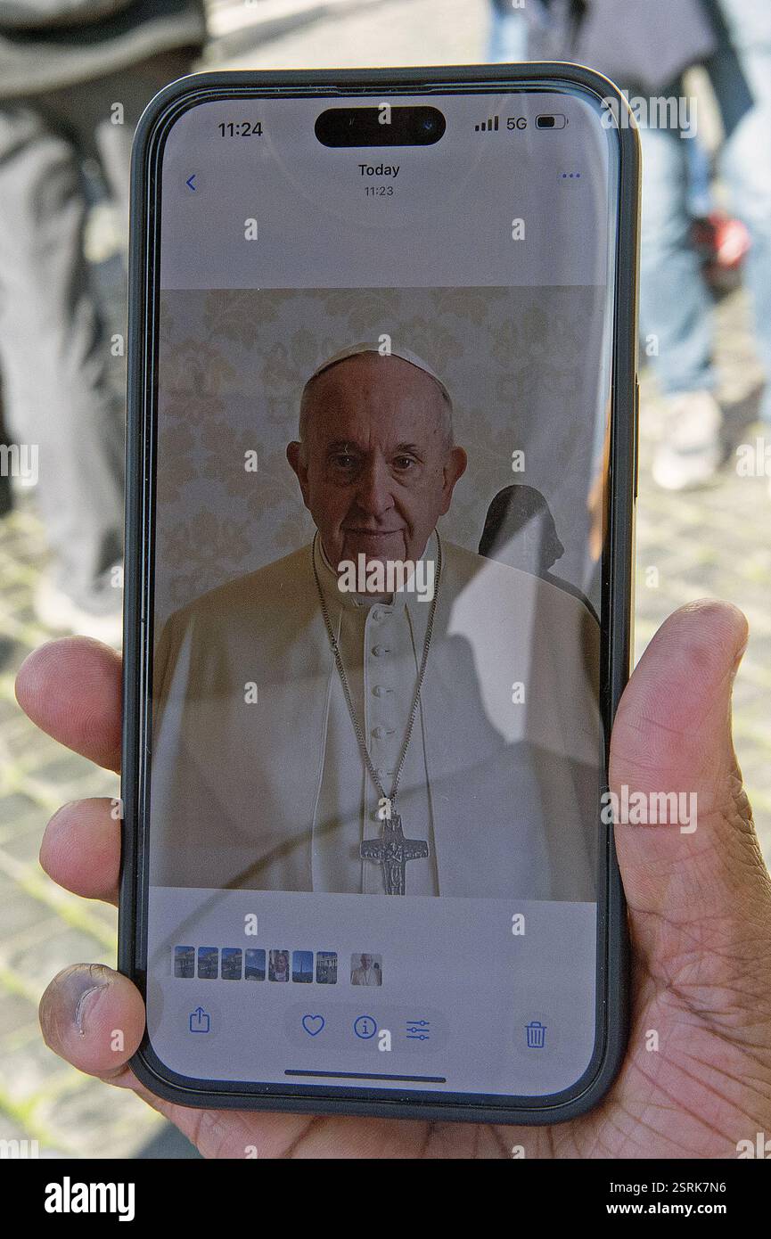 **NO LIBRI** Italy, Rome, Vatican, 2025/2/16 Unknown person tine ...