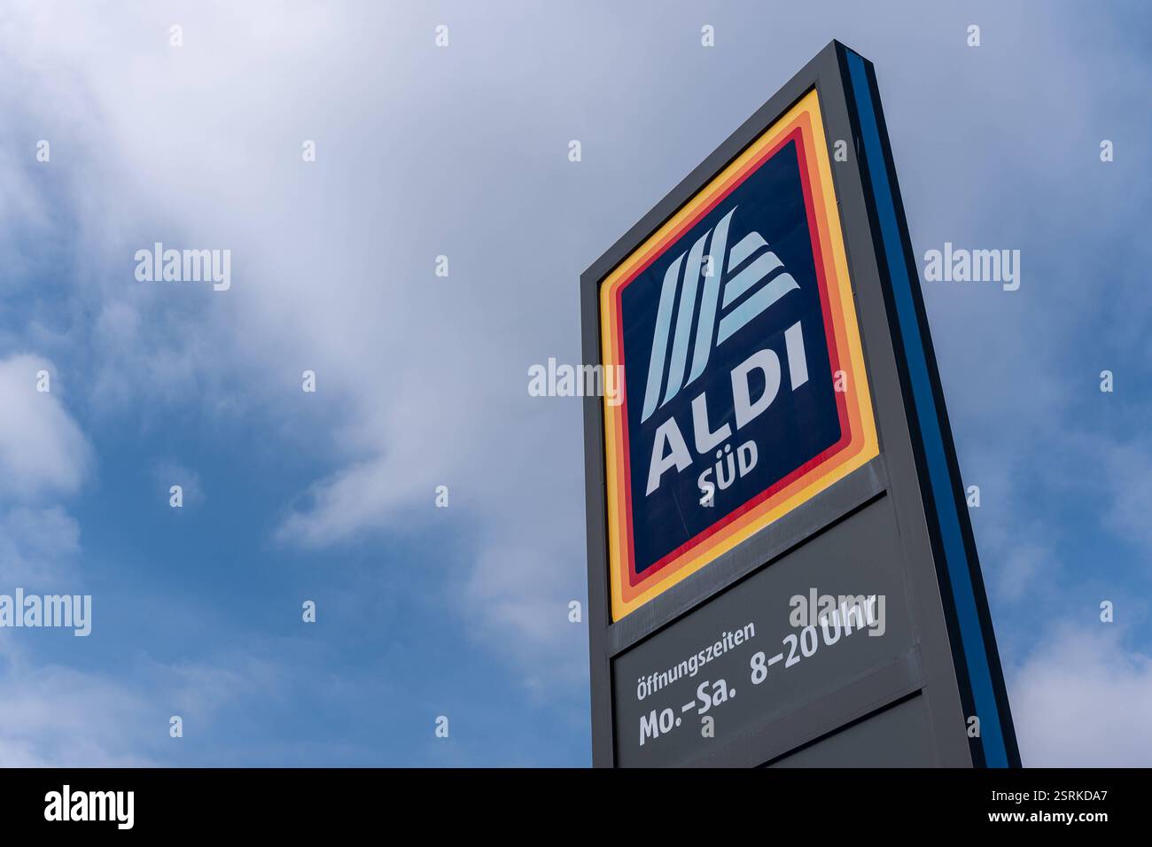 ALDI Süd Filialschild vor blauem Himmel 16.02.25, Selters: Symbolfoto ...