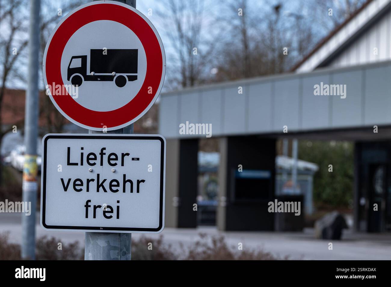 Verkehrsschild Lieferverkehr frei vor Gebäudeeingang 16.02.25, Selters ...