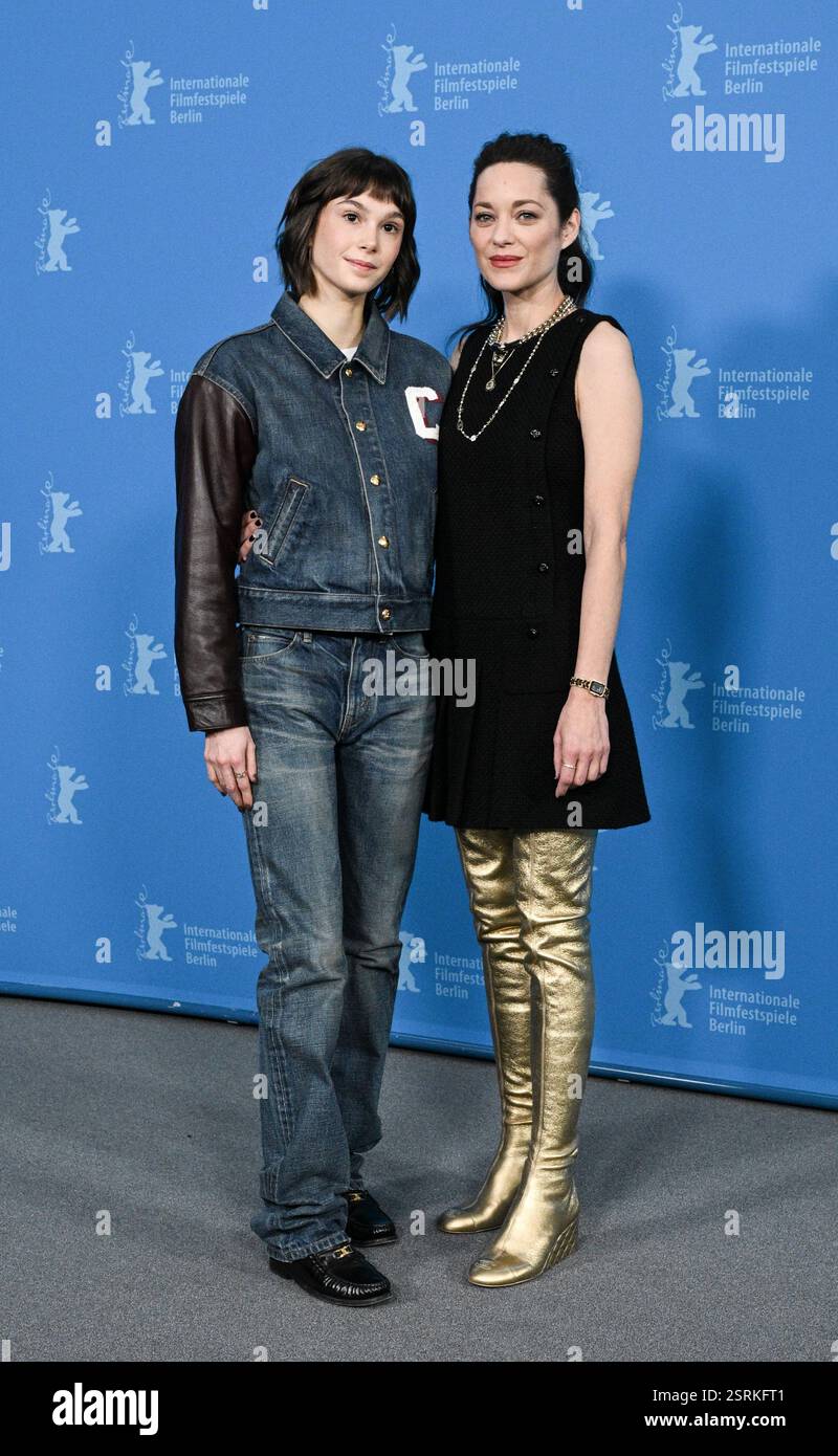 Berlin, Germany. 16th Feb, 2025. Actresses Clara Pacini (l) and Marion ...