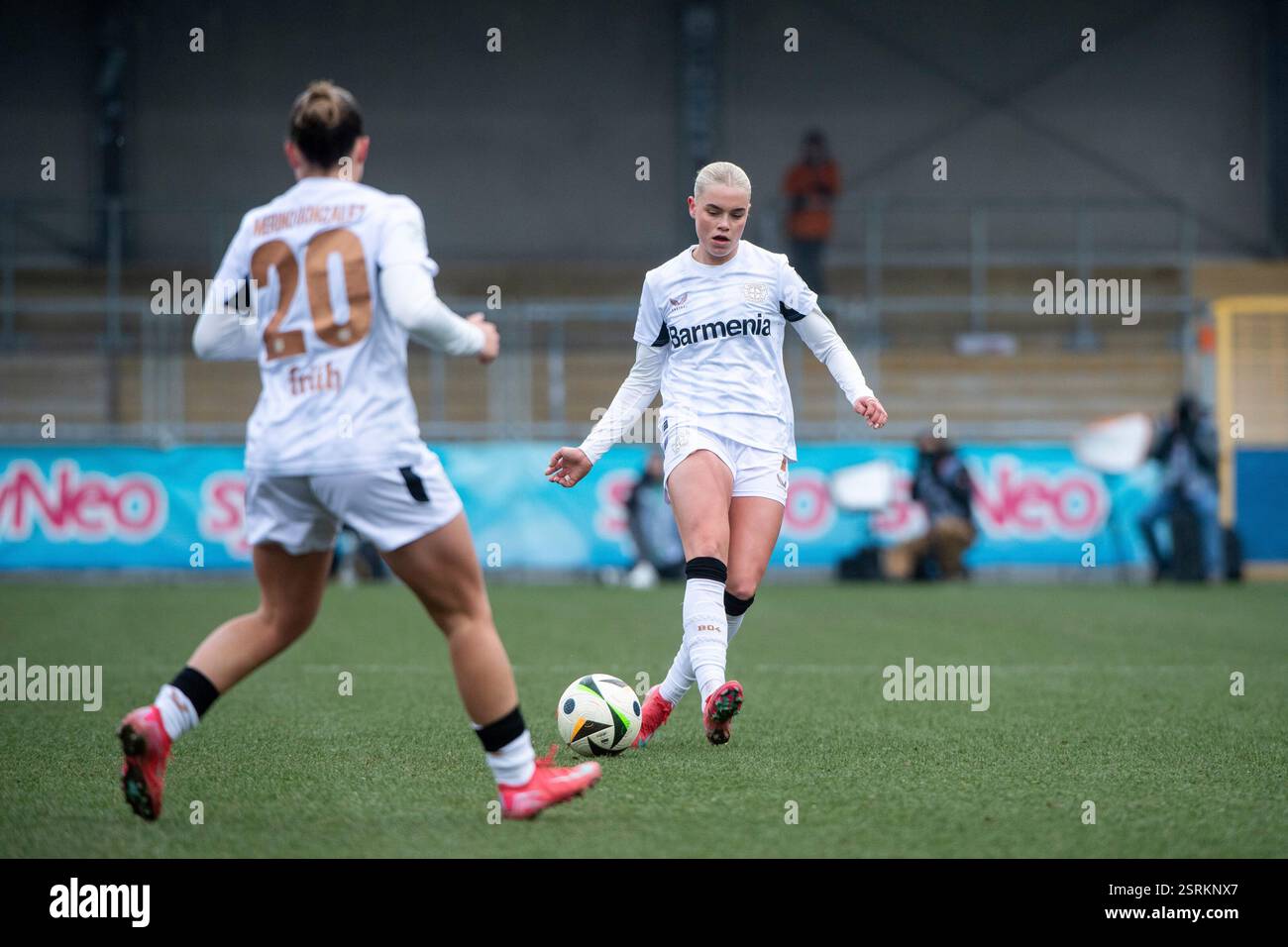 Cornelia Kramer (Bayer Leverkusen, #07) spielt den Ball zu Estrella Merino Gonzalez (Bayer ...