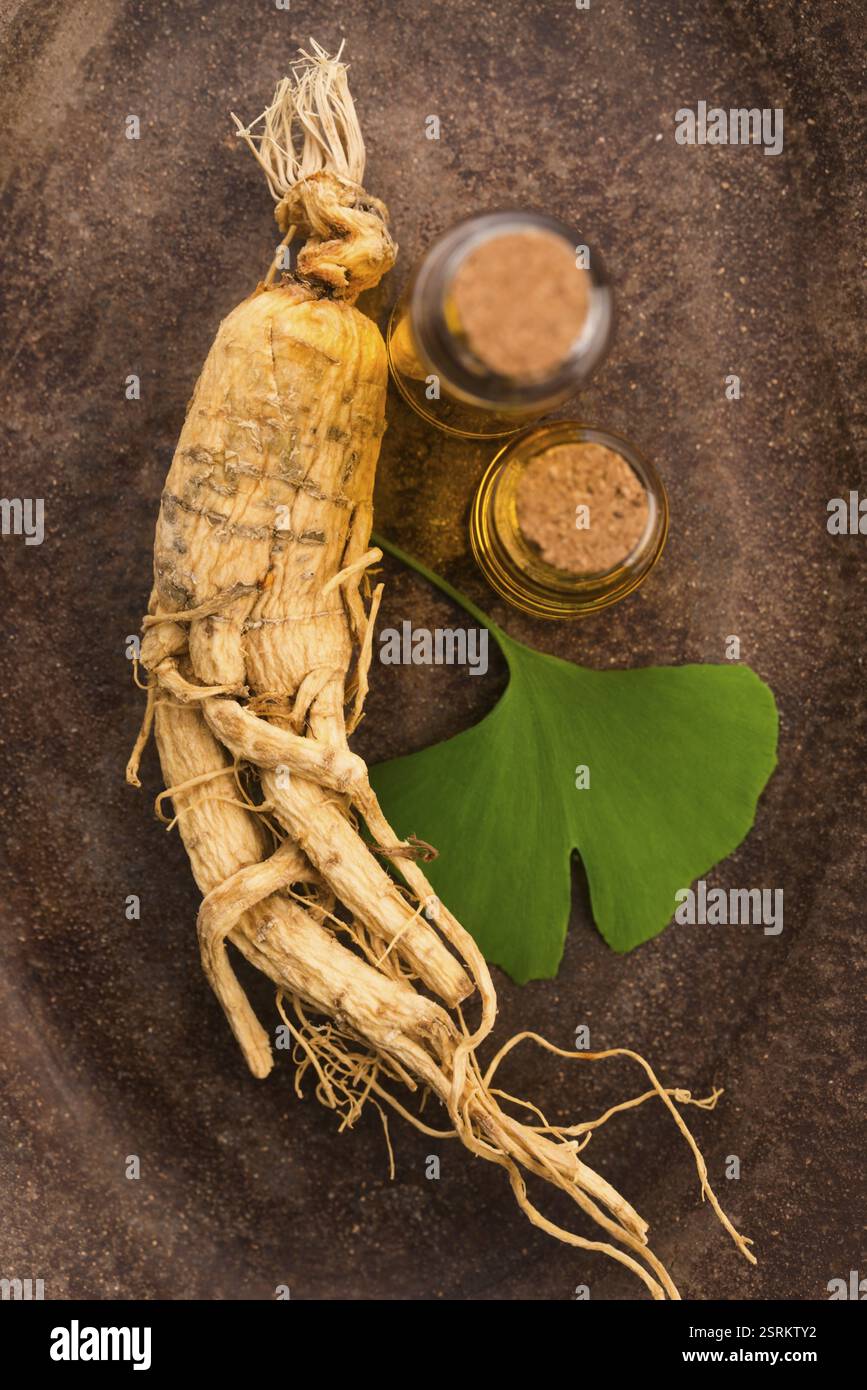 Extract of ginseng root and ginkgo biloba leaves Stock Photo - Alamy