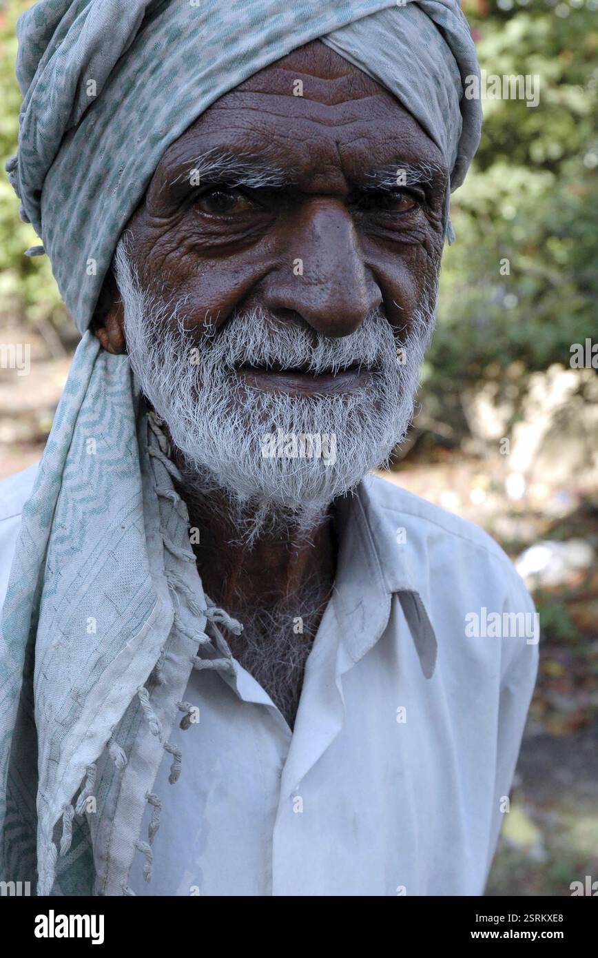 Indian senior old man hi-res stock photography and images - Alamy