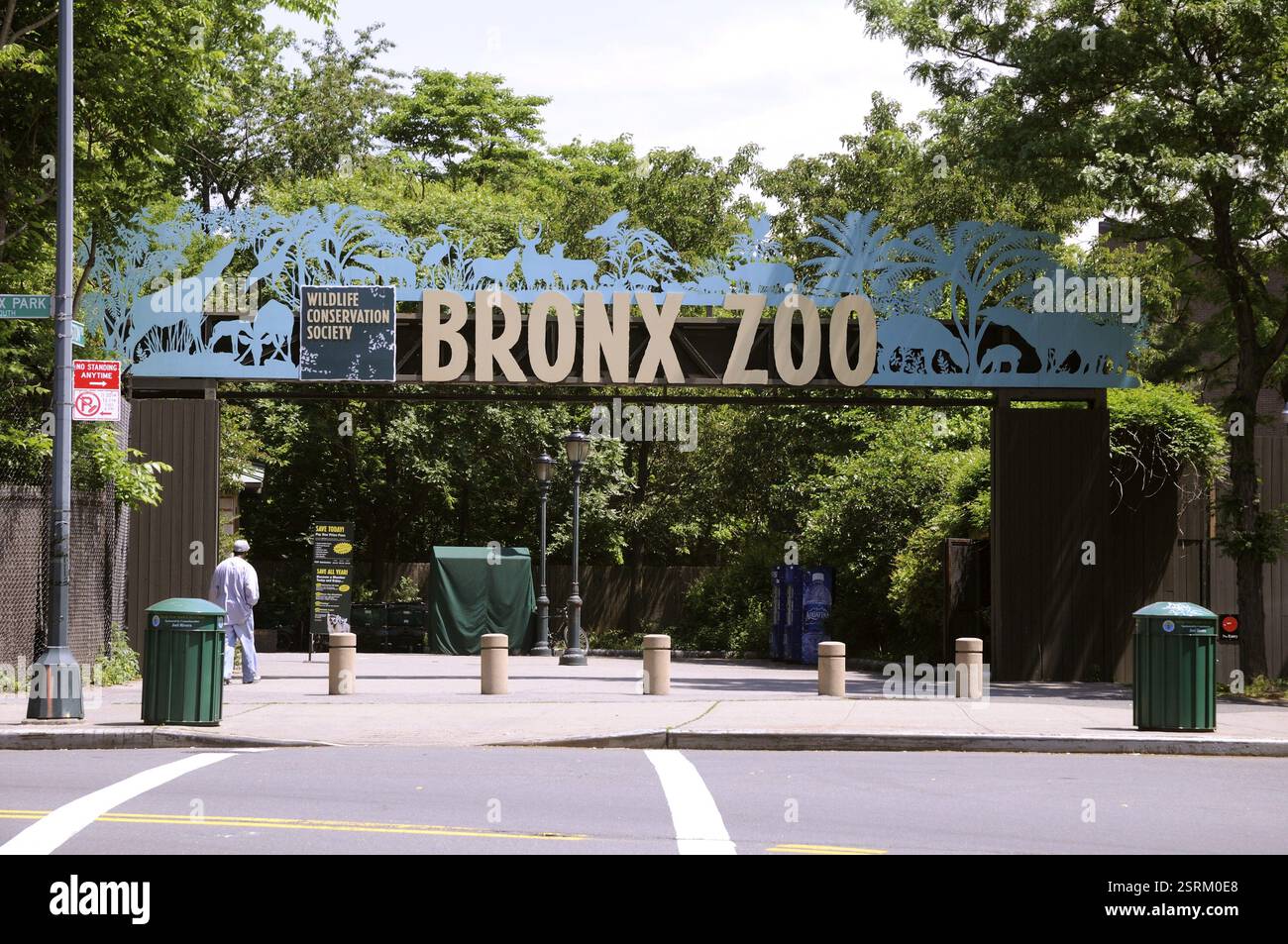 Zoo main entrance hi-res stock photography and images - Alamy