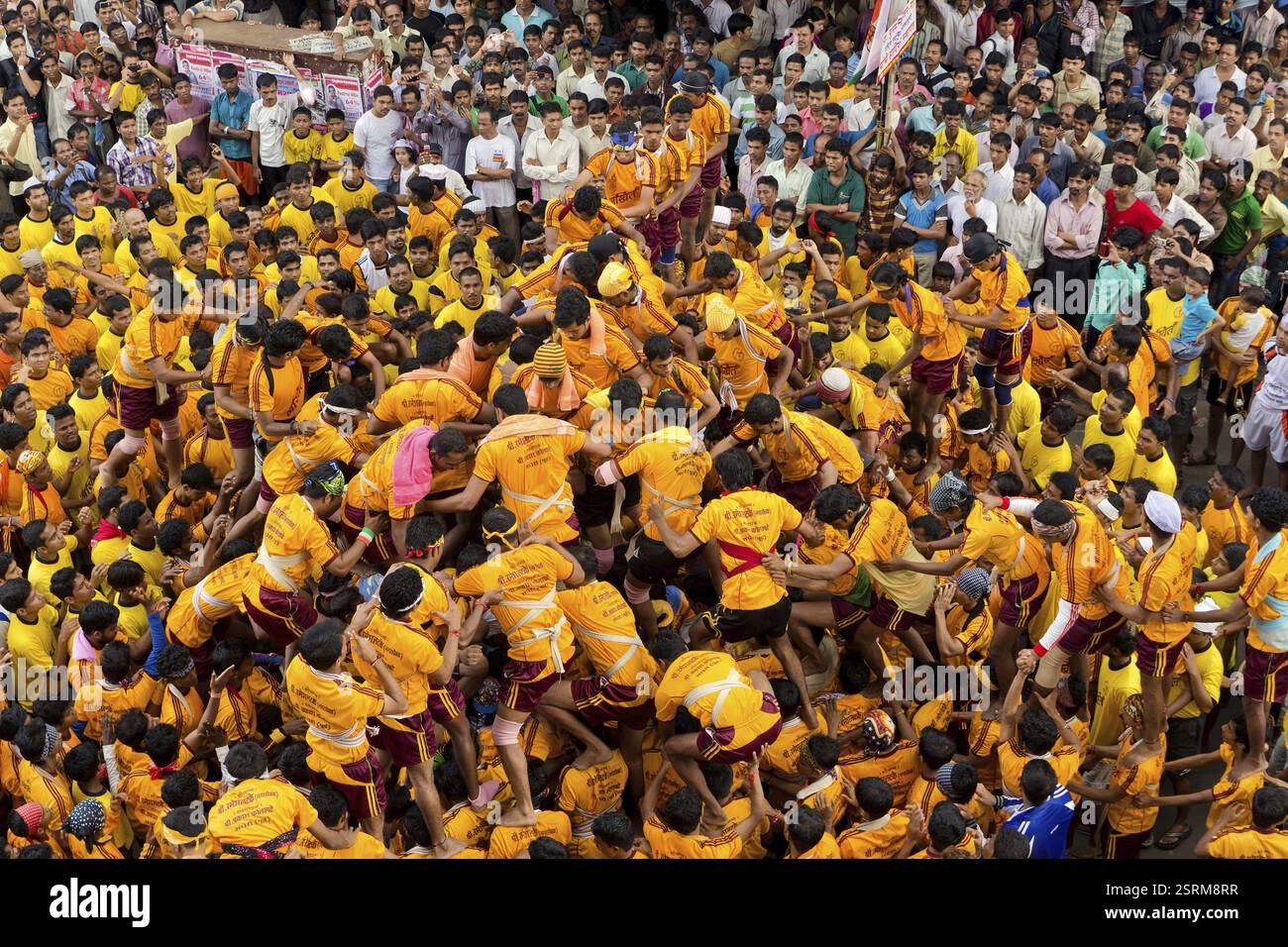 Govindas preparing human pyramid to break dahi handi at dadar mumbai ...