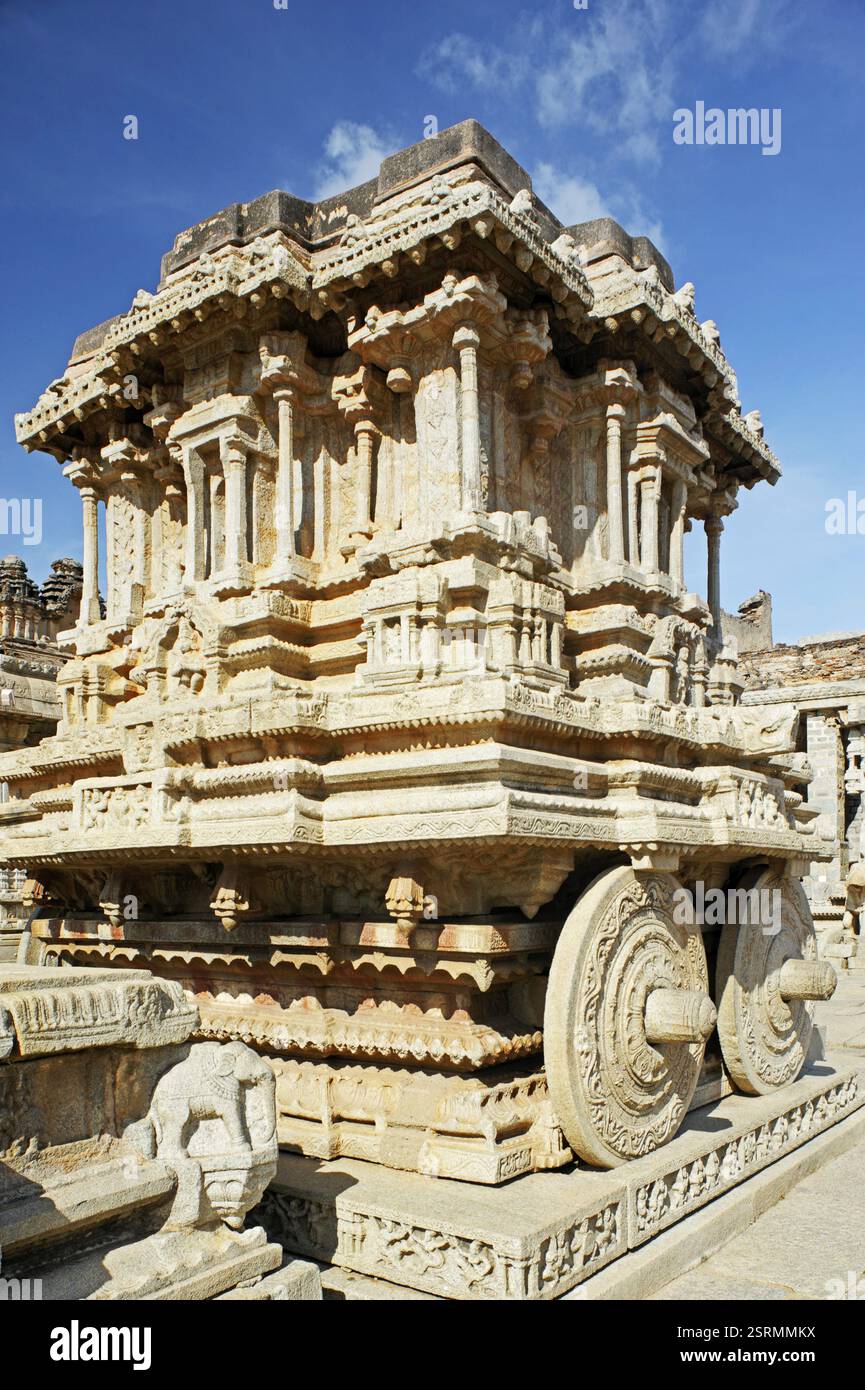 Chariot inside Shri Vijaya Vitthala temple 15th century, Hampi ...